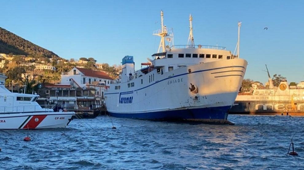 Ischia, traghetto spinto dal vento verso la banchina: paura a bordo ...
