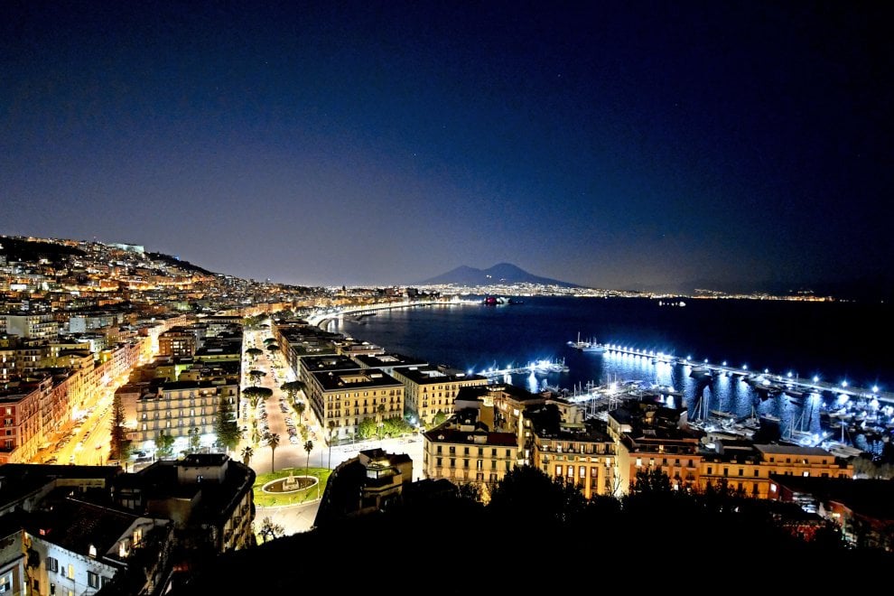 Napoli, lo spettacolo della città con le luci accese nelle case - la ...