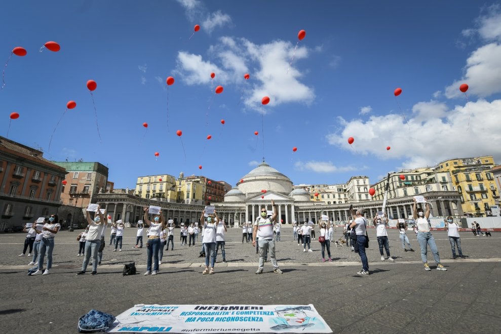 Napoli, flash mob degli infermieri per ricordare il sacrificio dei ...