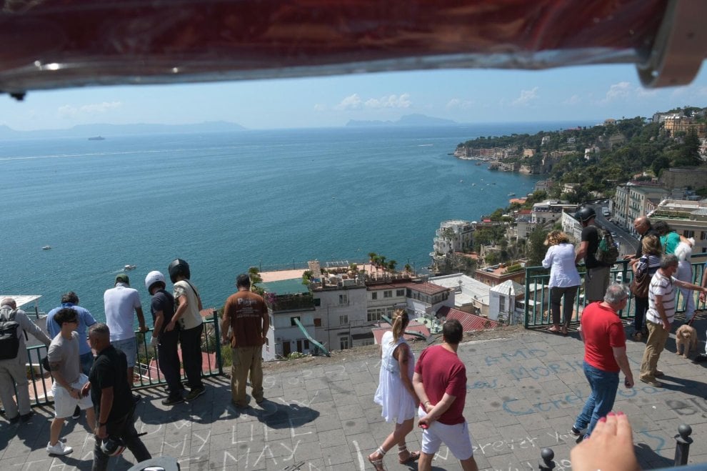 Napoli, via Petrarca, le immagini dell'incidente - la Repubblica