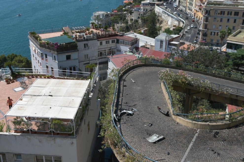 Napoli, via Petrarca, le immagini dell'incidente - la Repubblica