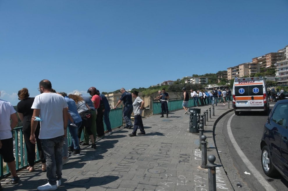 Napoli, via Petrarca, le immagini dell'incidente - la Repubblica