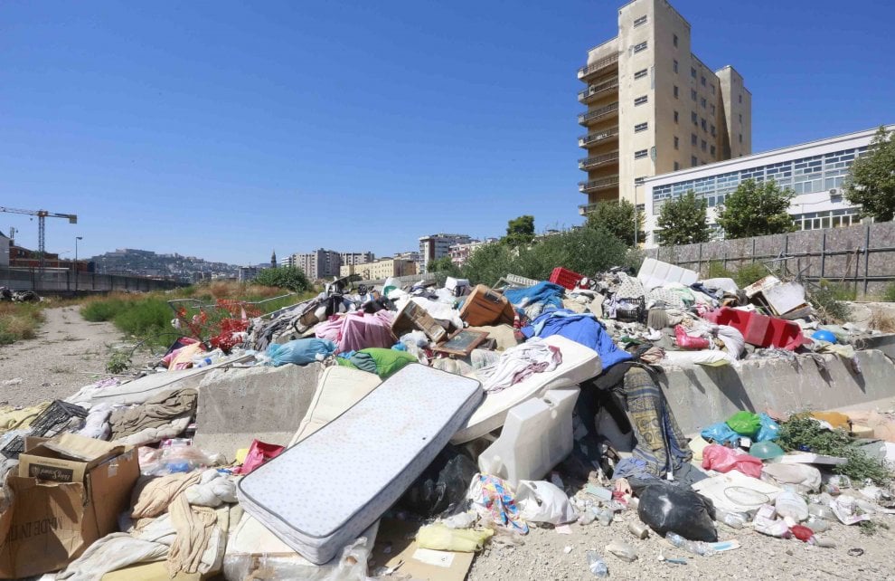 Il ghetto del Parco della Marinella una vergogna all'ingresso di Napoli ...