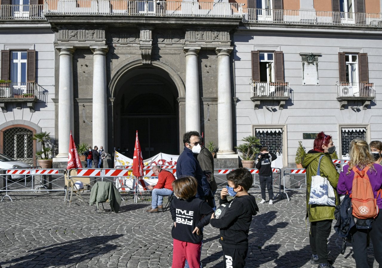 Napoli, flash mob in piazza del Plebiscito per dire no alla Dad - la ...