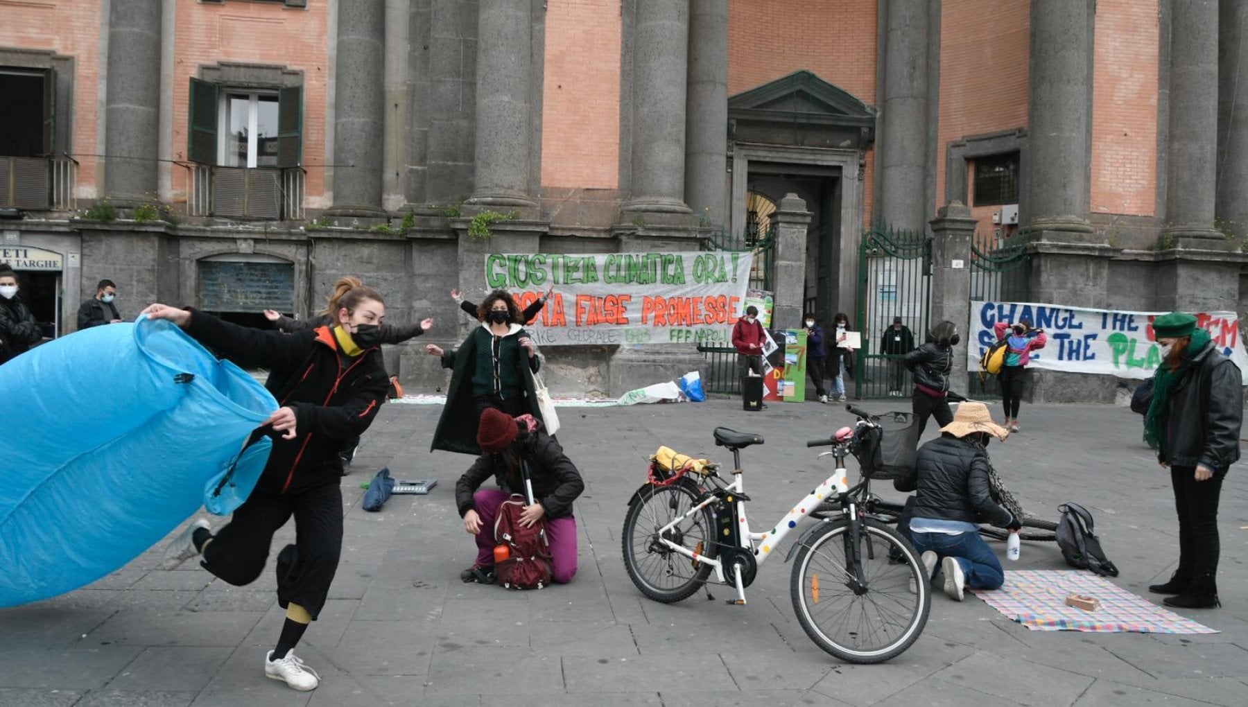 Napoli, fridays for future in piazza: flash mob su danni all'ambiente e ...