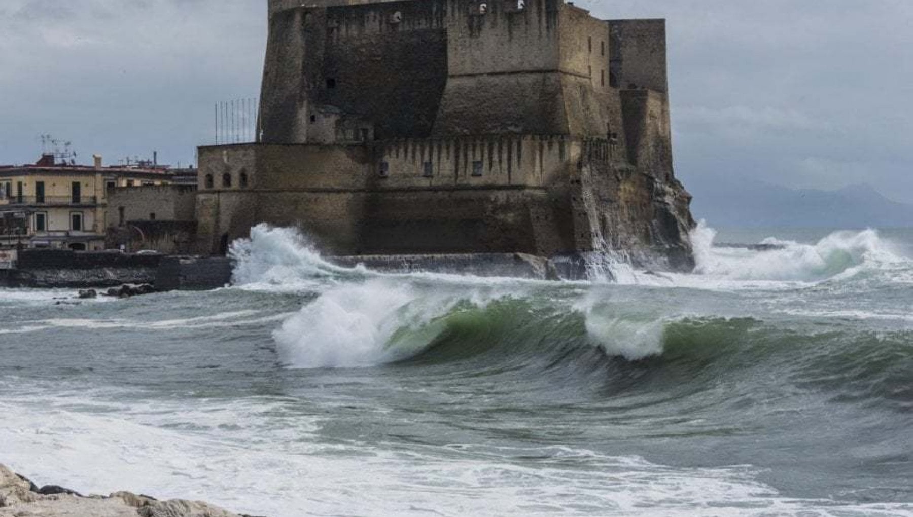 Ischia e Procida: sospesi gli aliscafi per mare agitato e vento forte ...