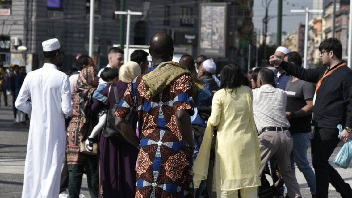 Napoli, Islam: un migliaio di fedeli in piazza Garibaldi per la ...