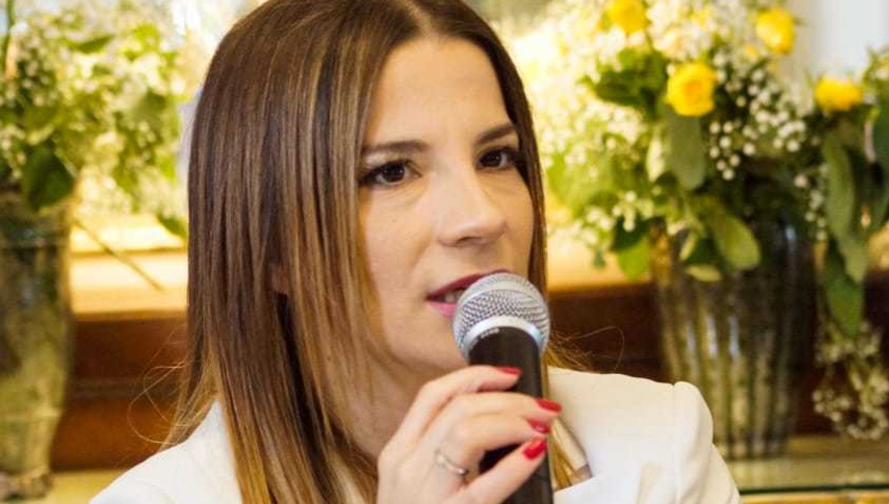 "L'estate su di noi", il brano di Anna Capasso per la "ripartenza" - la ...