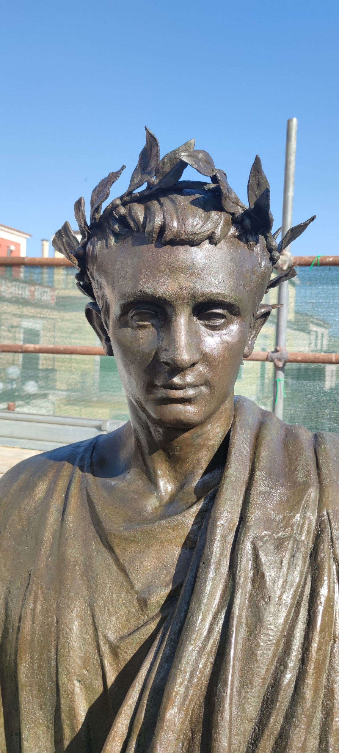 Venosa, restaurata la statua di Orazio grazie alla donazione di una ...