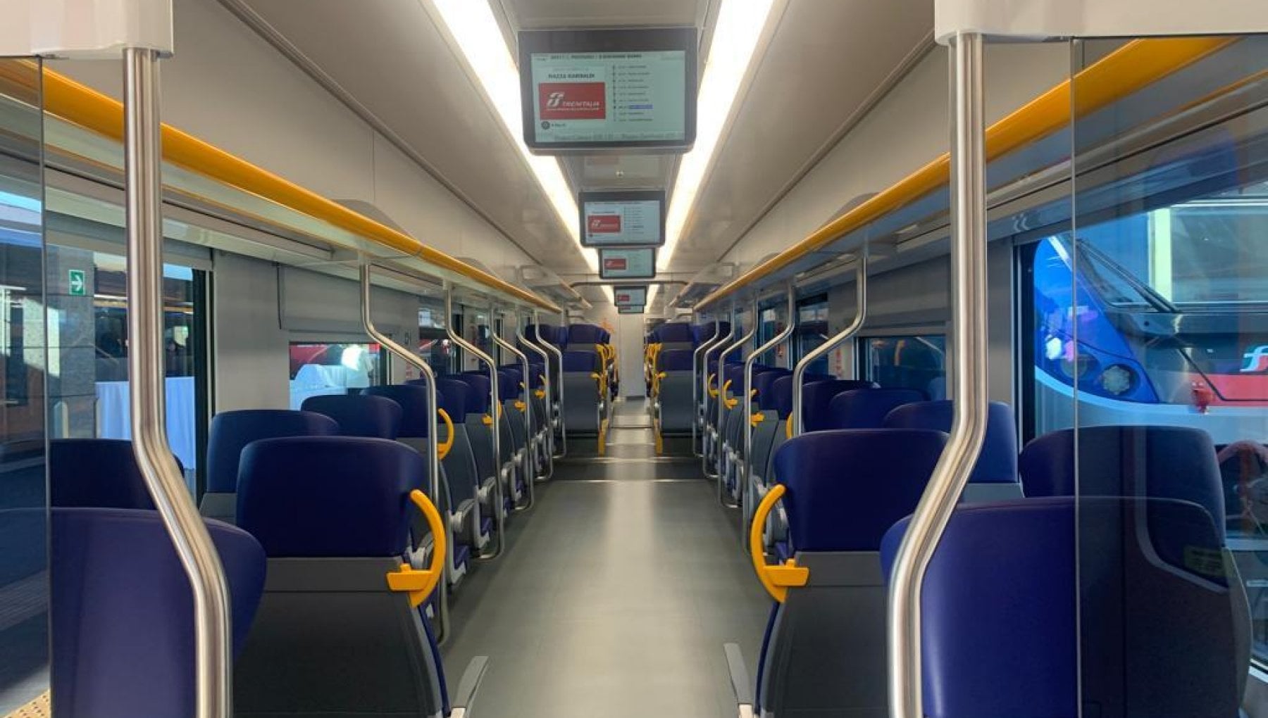 Napoli, ecco i tre nuovi treni Pop della metropolitana regionale LInea ...