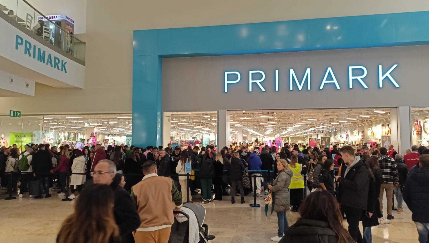 Shopping di Natale, file record per il nuovo negozio Primark - la ...