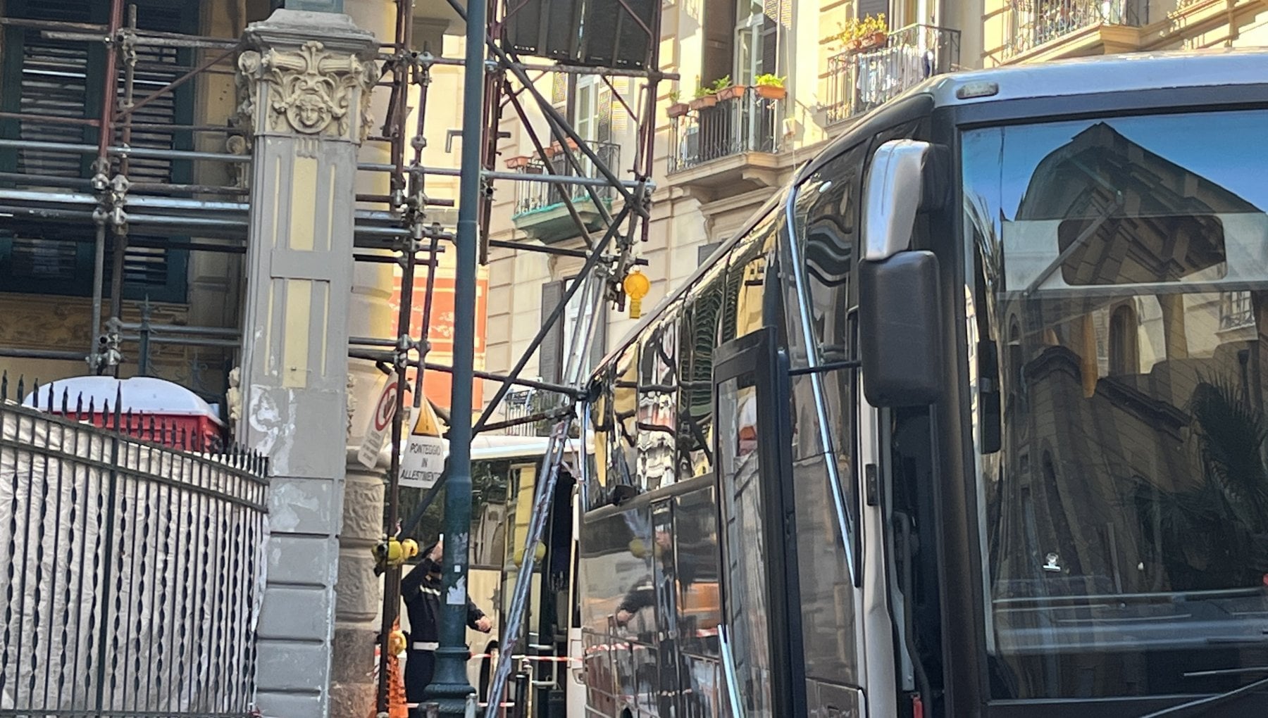 Napoli, bus turistico contro un ponteggio al parco Margherita per ...