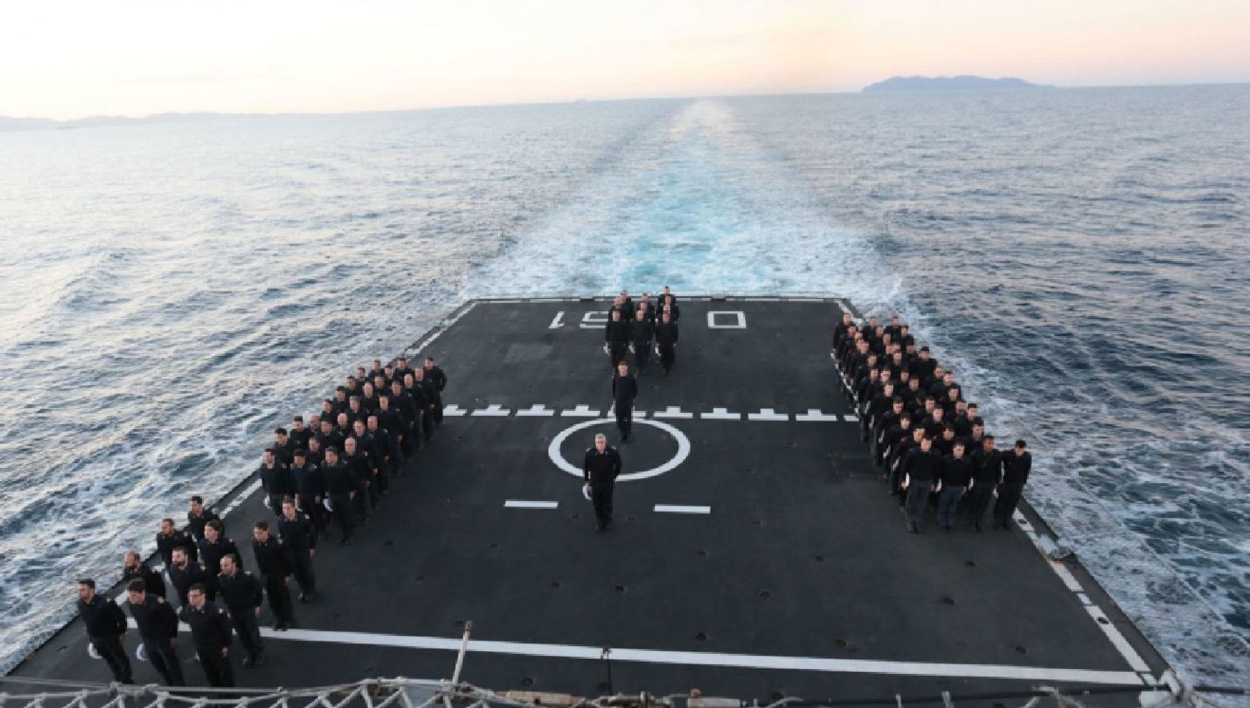 Giro d'Italia, la Nave Mimbelli della Marina Militare nel Golfo di ...
