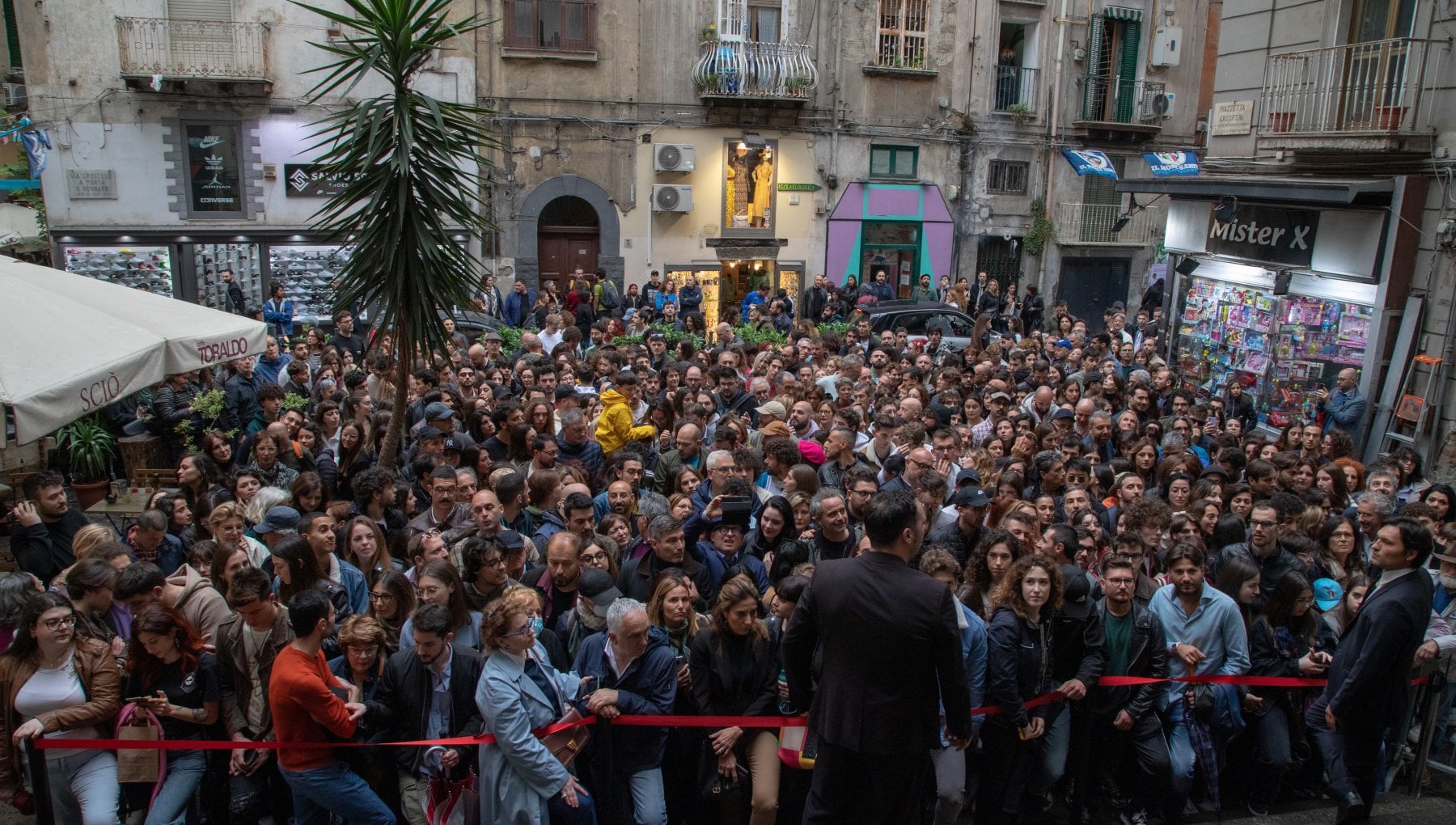 Napoli, folla per l'apertura dello Jago Museum al Rione Sanità - la ...