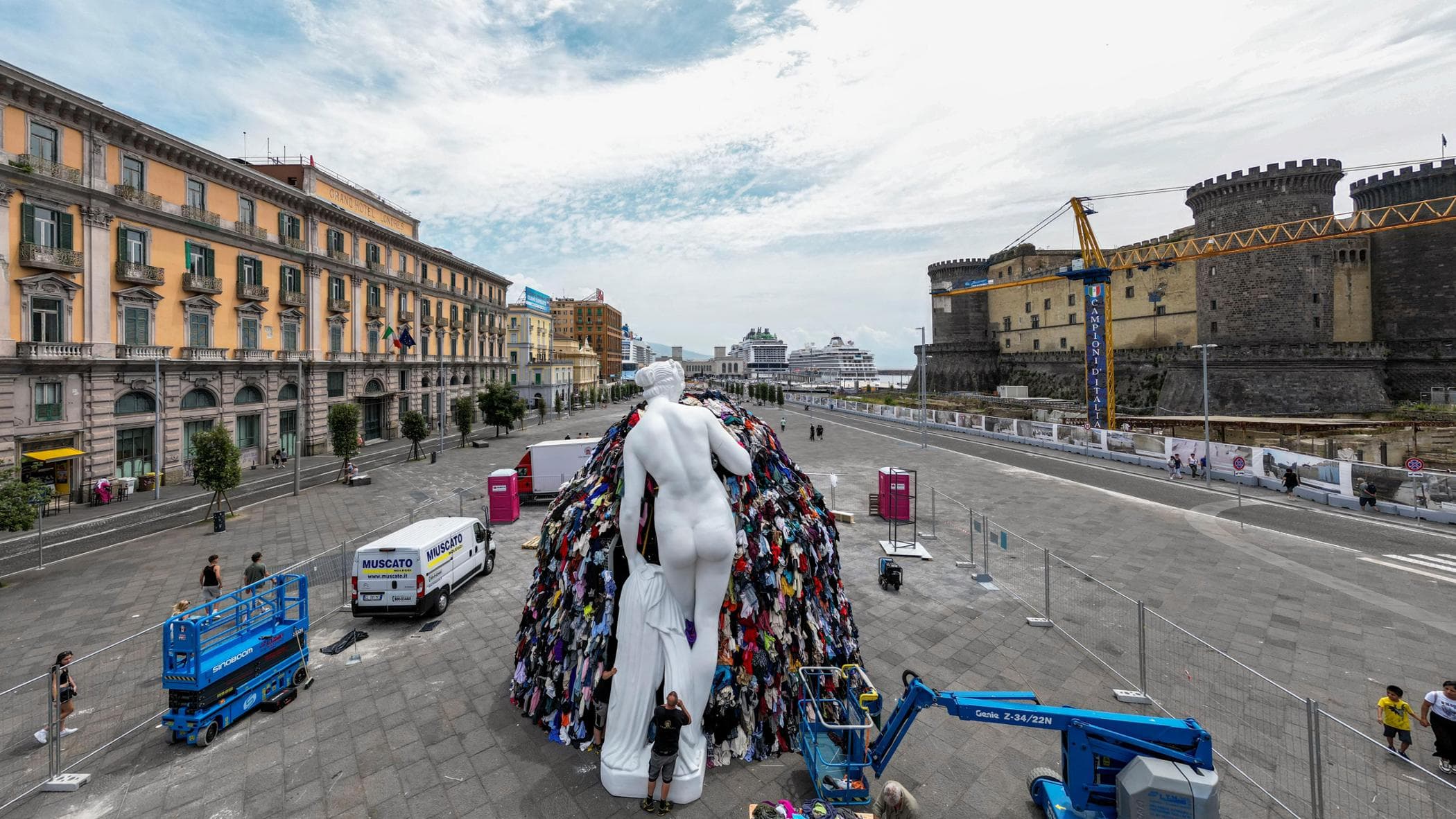 Napoli, la Venere degli Stracci in piazza Municipio: l’arte ...