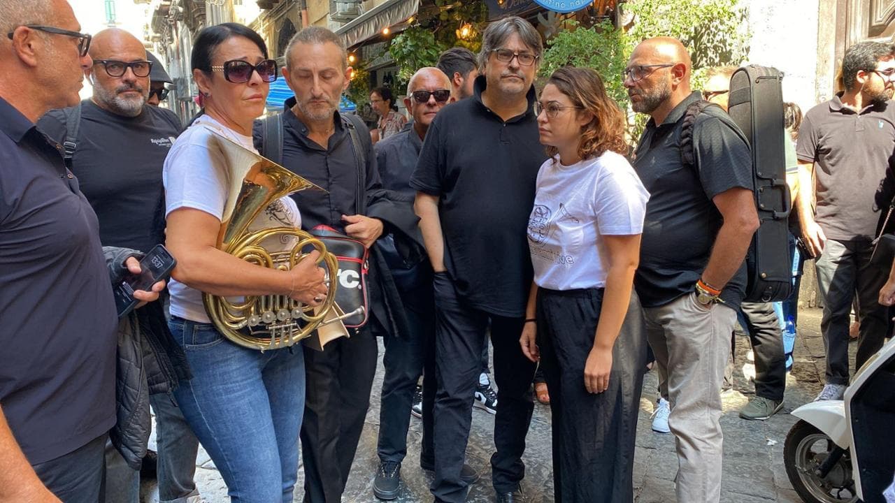 Funerali Giovanbattista Cutolo: la mamma accolta tra gli applausi - la ...