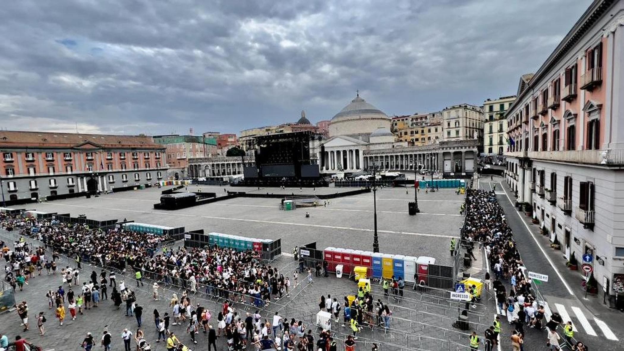 Napoli, i 3 concerti di Liberato in piazza Plebiscito, prove blindate ...