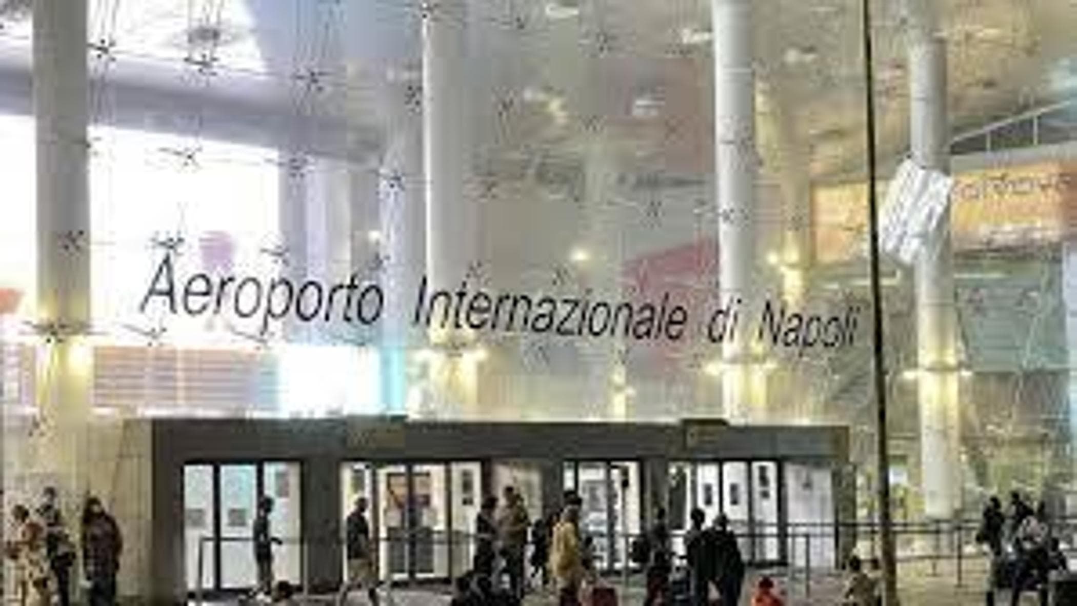 Flughafen Neapel Ankunft