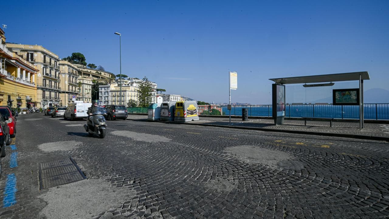 Posillipo, incubo strade e marciapiedi: “Qui è un disastro, pericoli ...