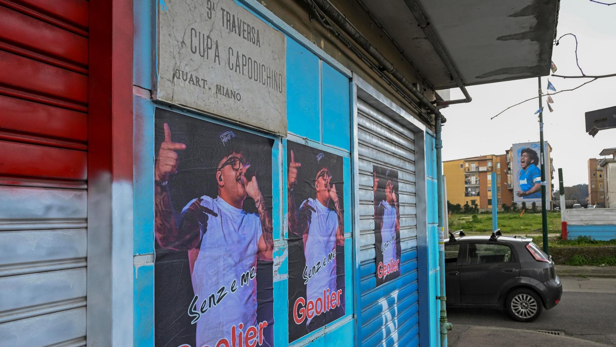 Geolier, il rapper vive ancora nel rione Gescal con genitori e 4 ...