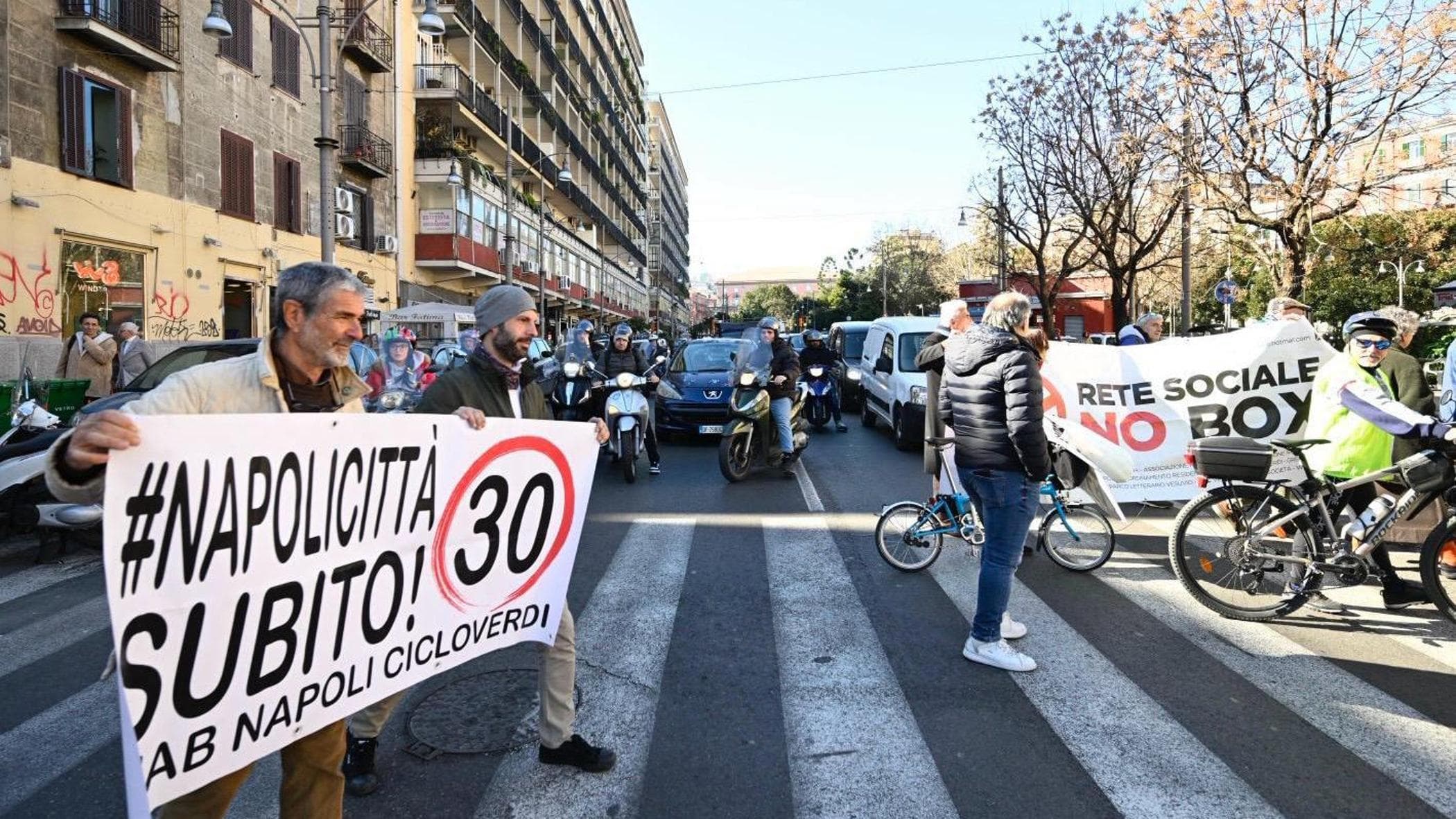 Napoli, flash mob per il limite di 30 all’ora in città - la Repubblica