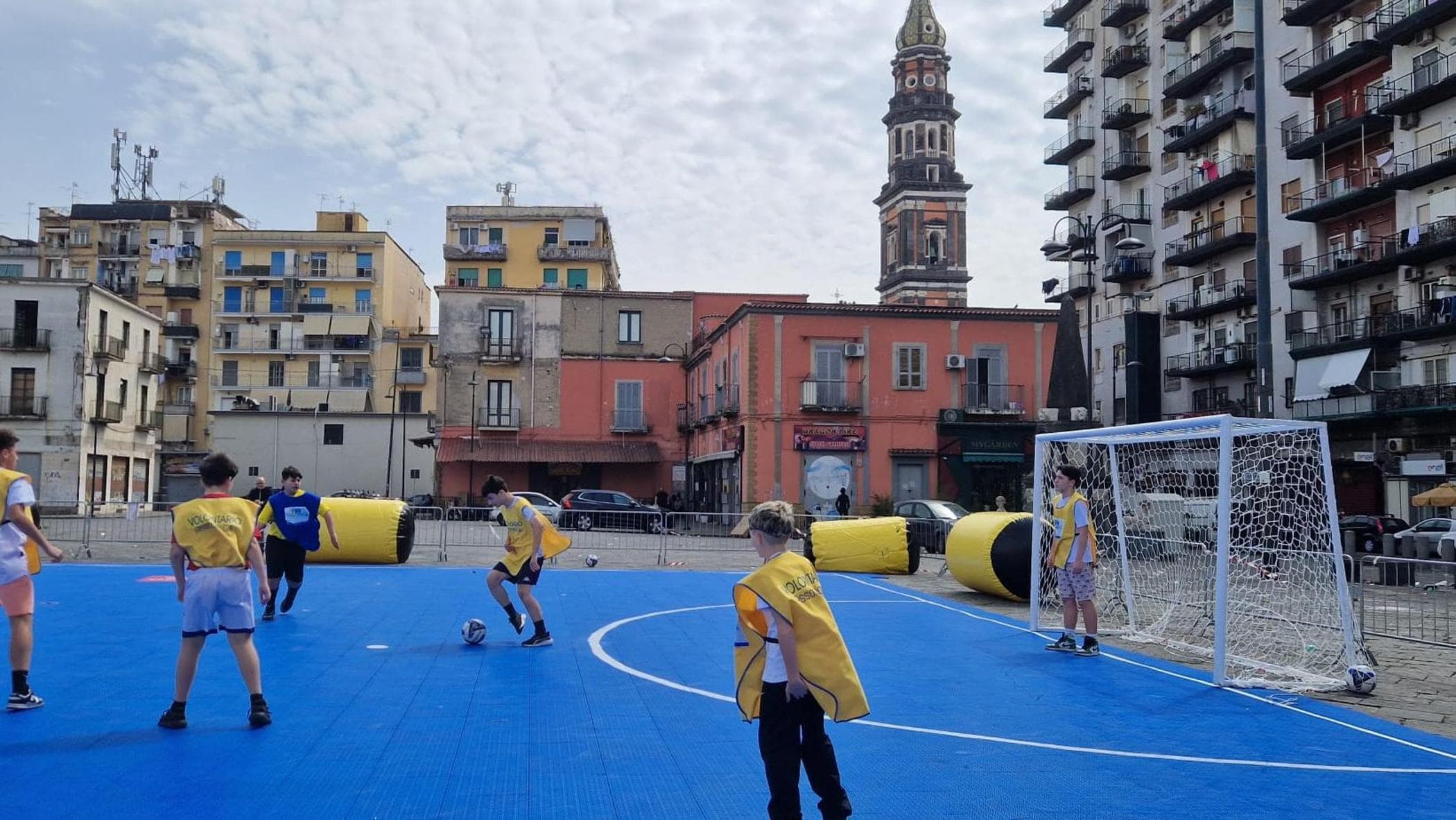 Napoli, al via il primo torneo di calcio di strada in piazza Mercato ...