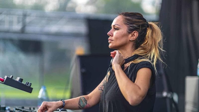 Deborah De Luca, la star dei dj al Rama Beach di Castel Volturno - la ...