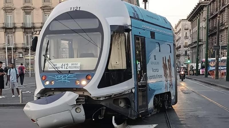 Auto contro tram, violento impatto a Napoli: l’uomo alla guida scappa ...