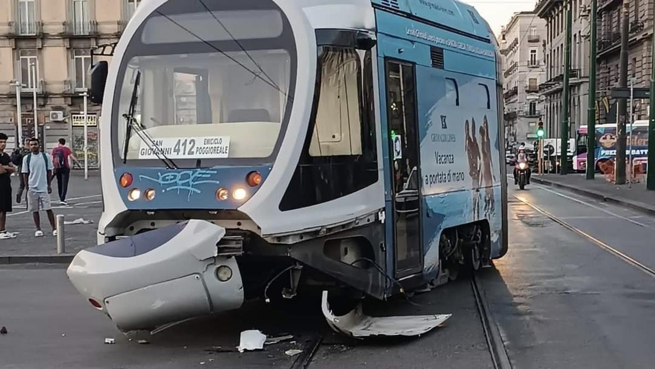 Auto contro tram, violento impatto a Napoli: l’uomo alla guida scappa ...