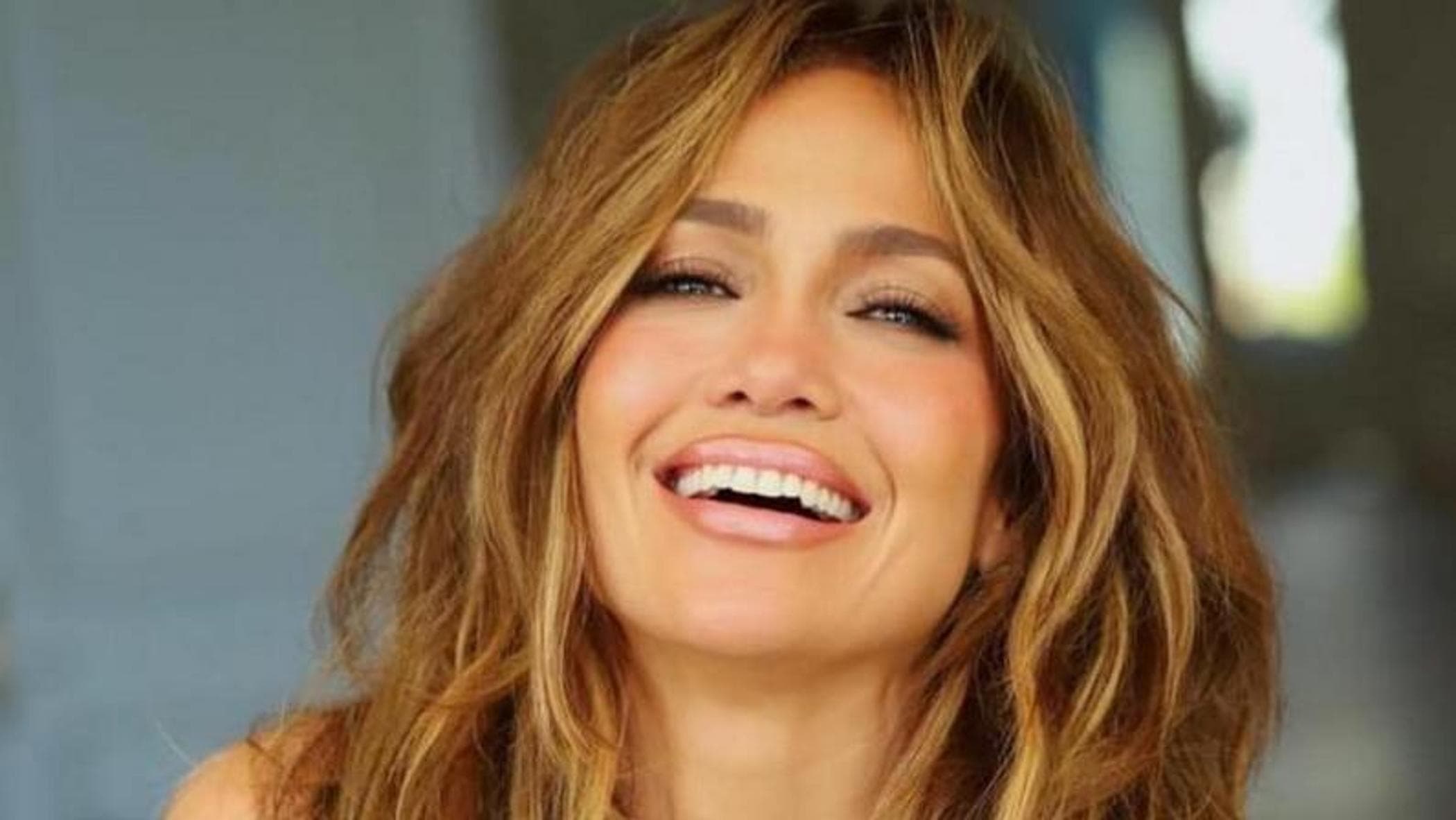Jennifer Lopez splende in costume intero bianco in barca a Positano ...