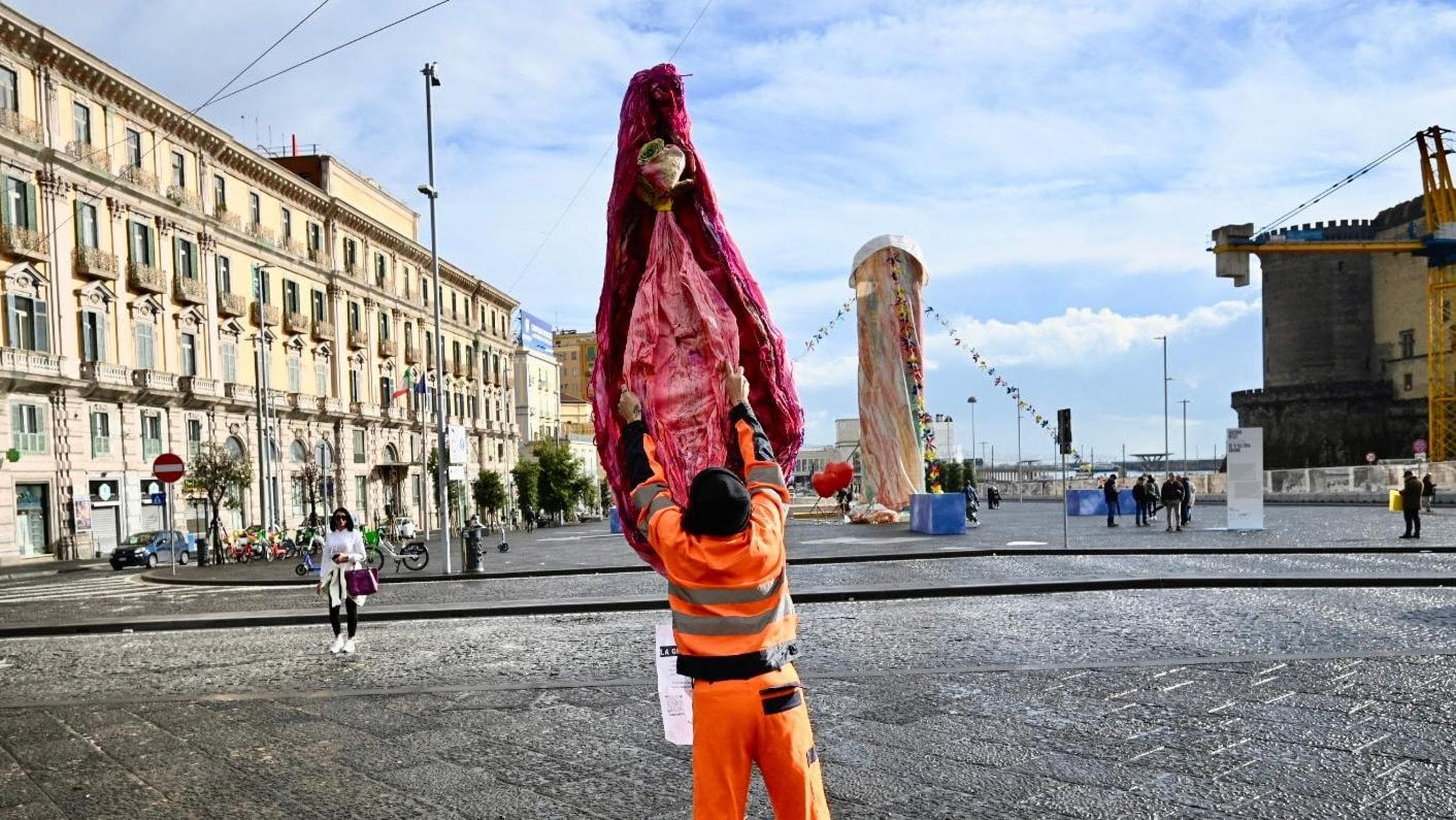 Performer femminista installa “Vagina” di fronte al “Pulcinella ...