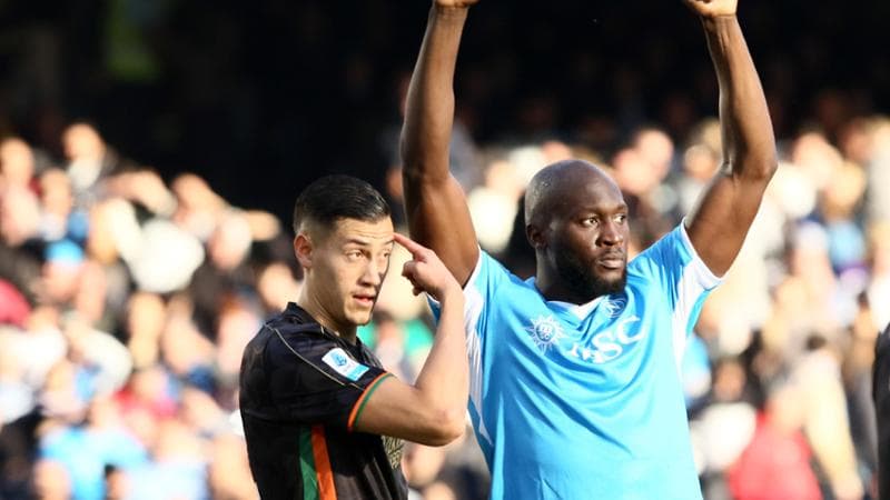 Napoli, sembra Lukaku ma è il giocatore di basket Isaac Dankwa: selfie ...