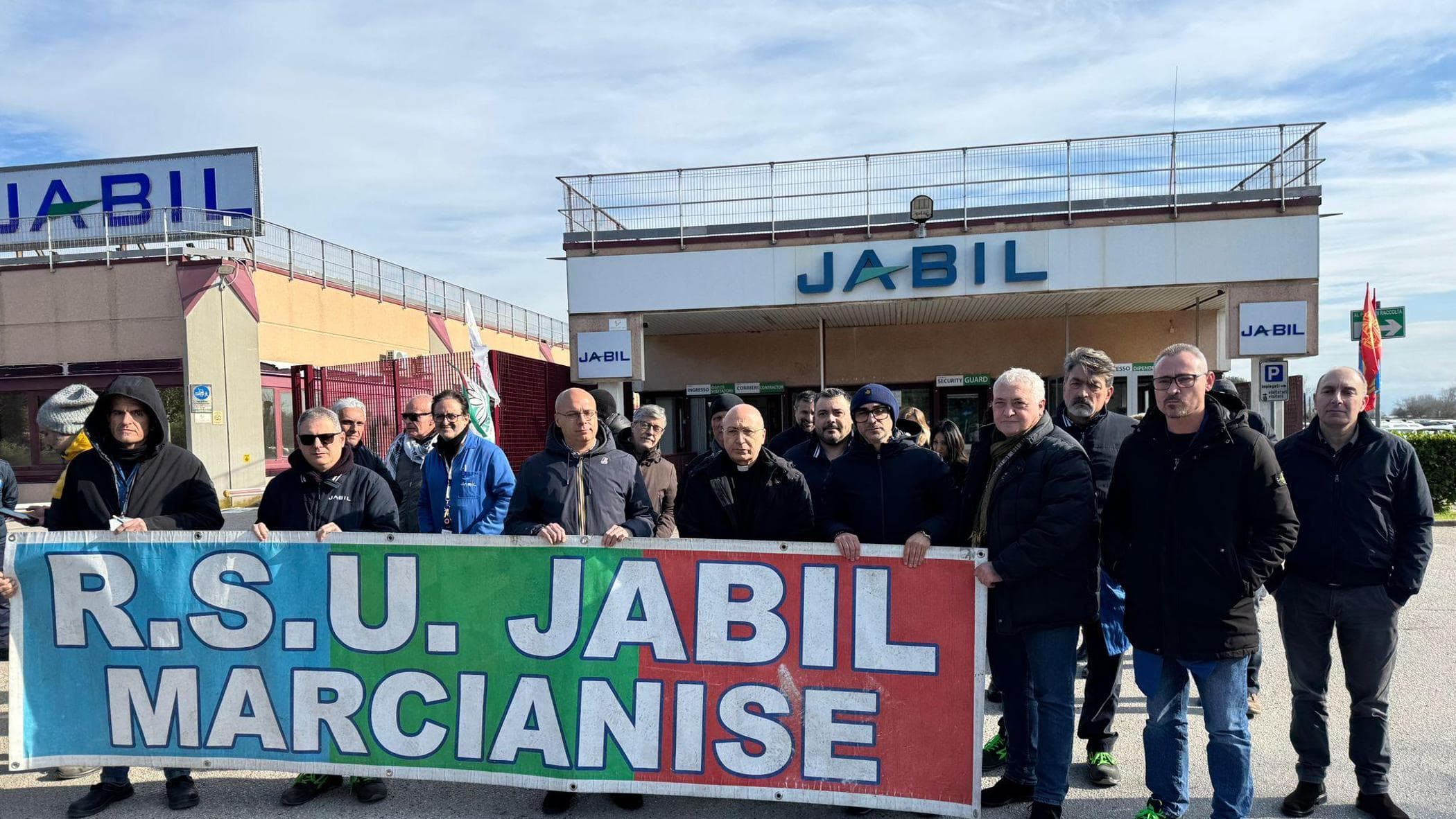 Il vescovo di Caserta, Pietro Lagnese, davanti alla Jabil: “Sosteniamo ...