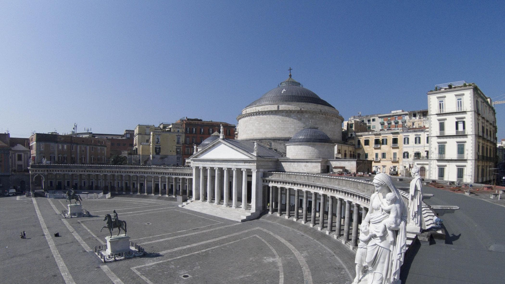 Napoli, le piazze dell’8 marzo: flash mob al Plebiscito, donne gratis ...