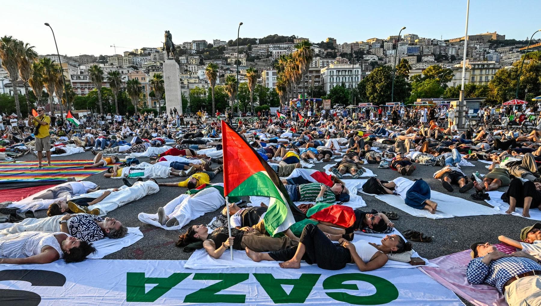 Napoli, “Tutti giù per terra”: flash mob per le vittime di Gaza - la ...