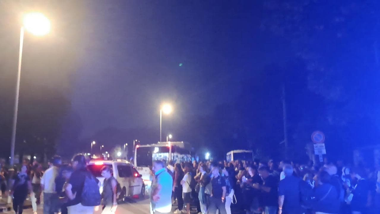 Caserta, traffico dopo il concerto: in migliaia attendono le navette ...