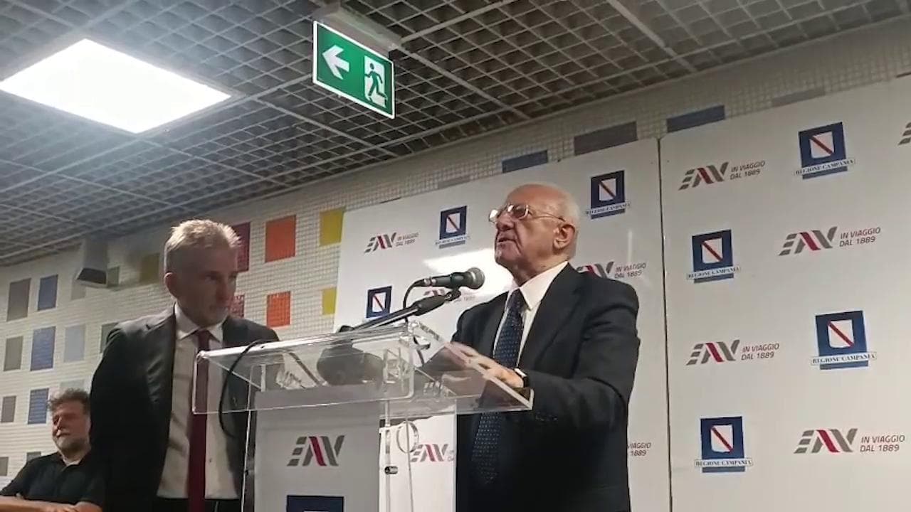 De Luca: "Strutture non le 'pippe' della politica. Ho il fegato ...