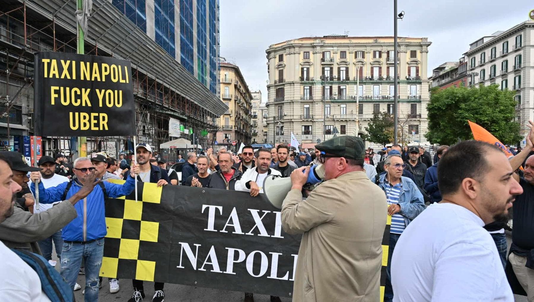 Napoli, sciopero dei taxi: corteo da Porta Capuana al Comune. A corso ...