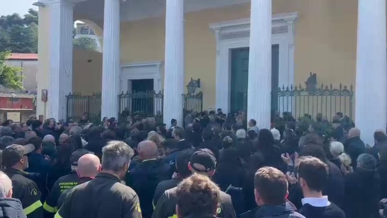 Ischia, funerali di Salvatore Lauro: aliscafi a sirene spiegate per l ...