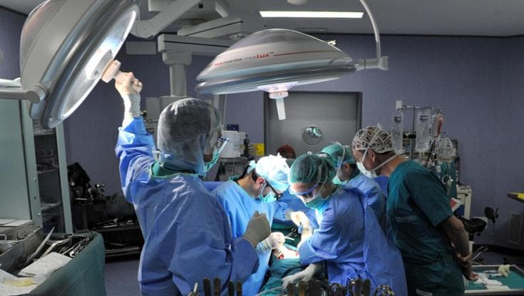 Rimossa la pinza “dimenticata” dal chirurgo nell'addome di una donna a ...