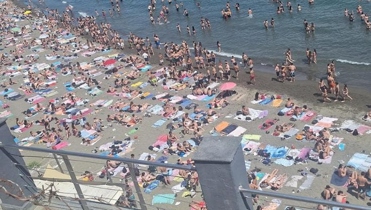 Posillipo, assalto al lido Donn’Anna: “Almeno in seimila, sicurezza a ...