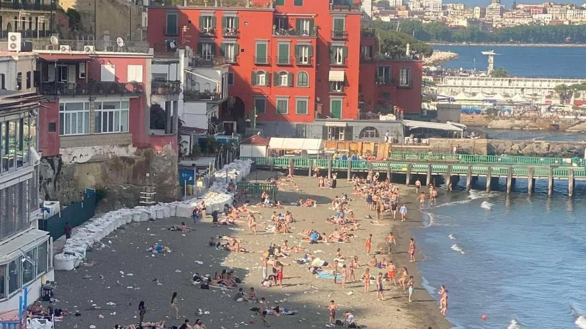 Posillipo, assalto al lido Donn’Anna: “Almeno in seimila, sicurezza a ...