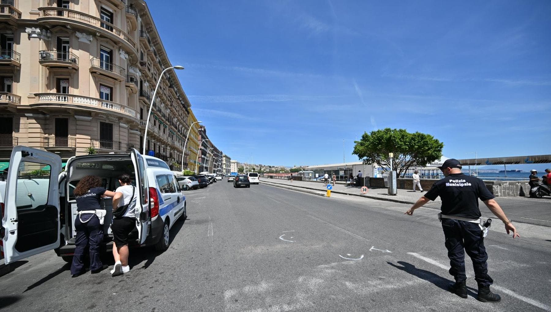 Napoli, fugge in scooter dai carabinieri in via Caracciolo e investe e ...