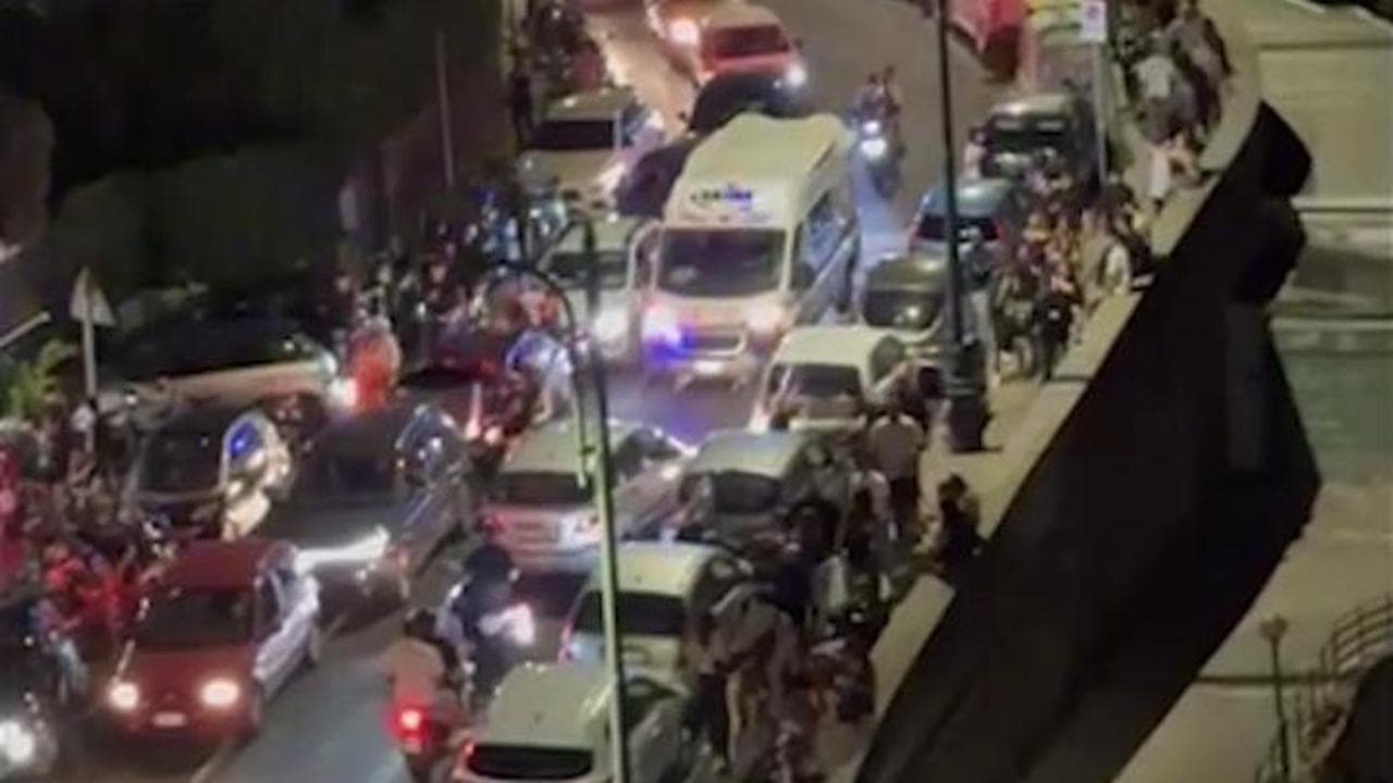 Napoli, traffico paralizzato dalla movida: ambulanza bloccata in via ...