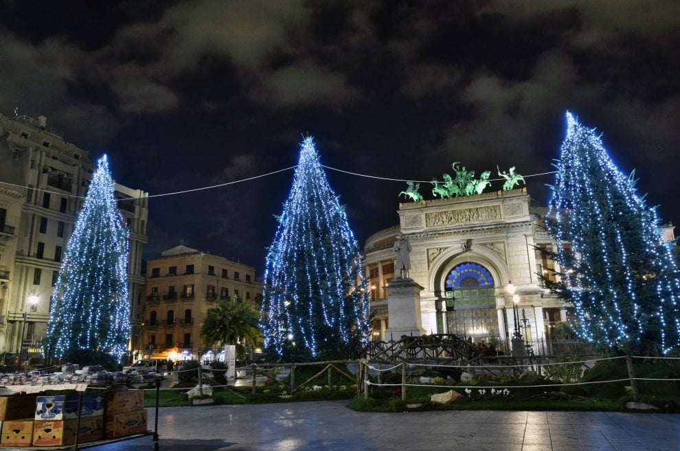 Palermo, città addobbata a festa per il Natale: nelle piazze spuntano ...