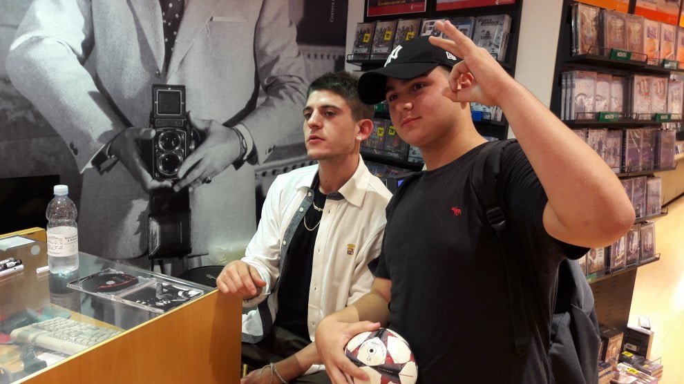 Palermo, in coda fin dal mattino per un autografo del rapper Rkomi - la ...