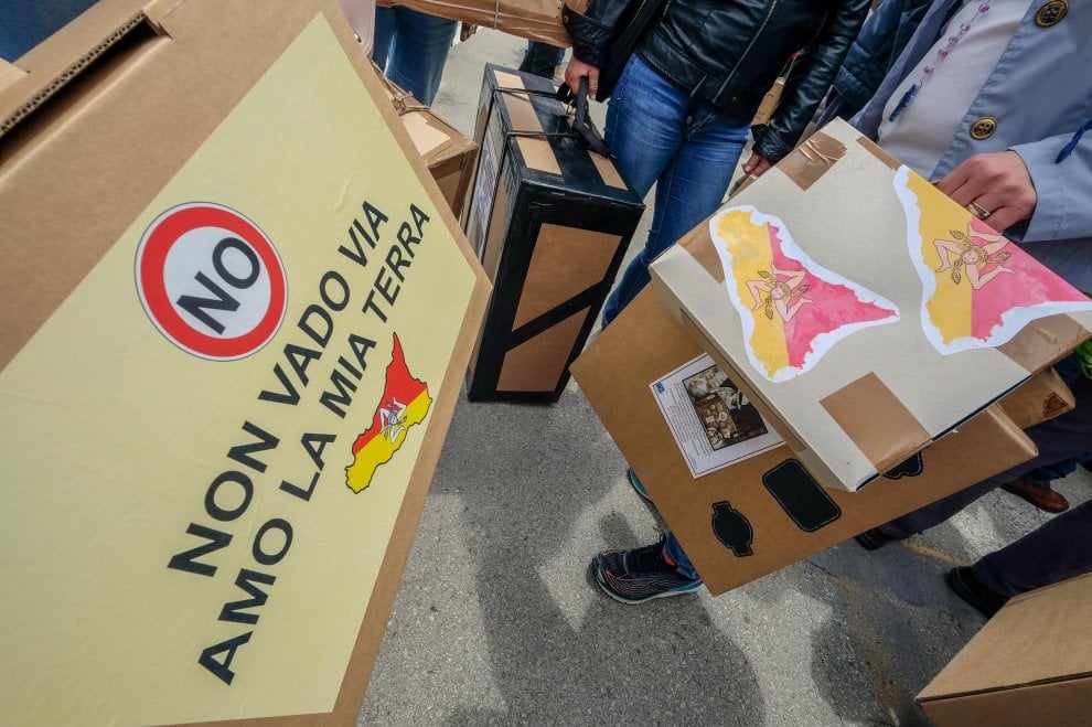 Palermo, in piazza con le valigie di cartone: "Non fateci emigrare ...