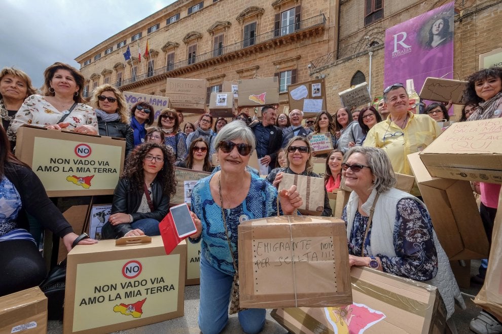 Palermo, in piazza con le valigie di cartone: "Non fateci emigrare ...
