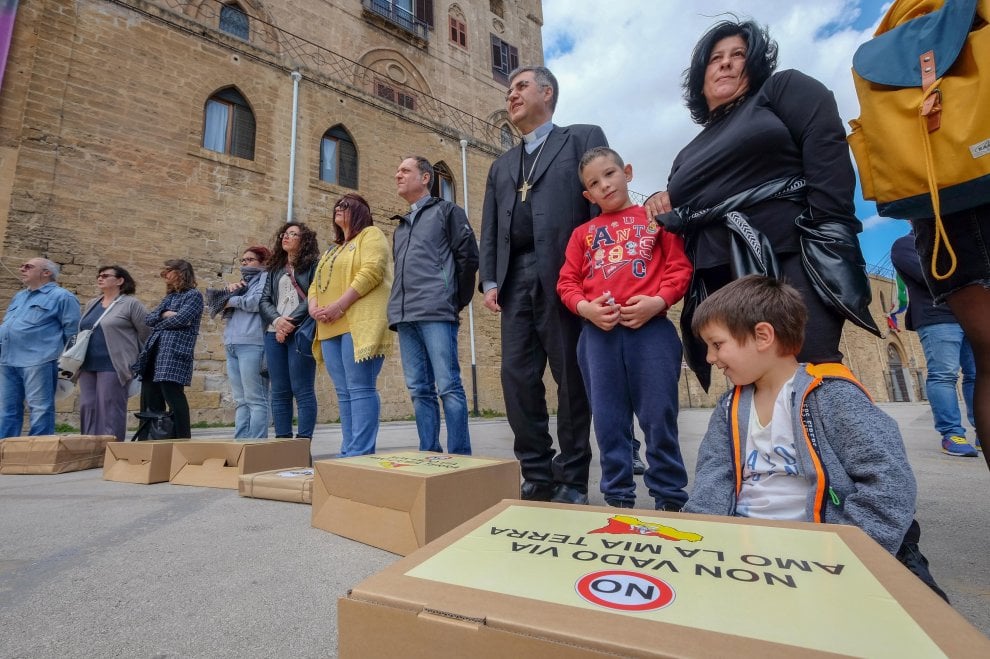 Palermo, in piazza con le valigie di cartone: "Non fateci emigrare ...