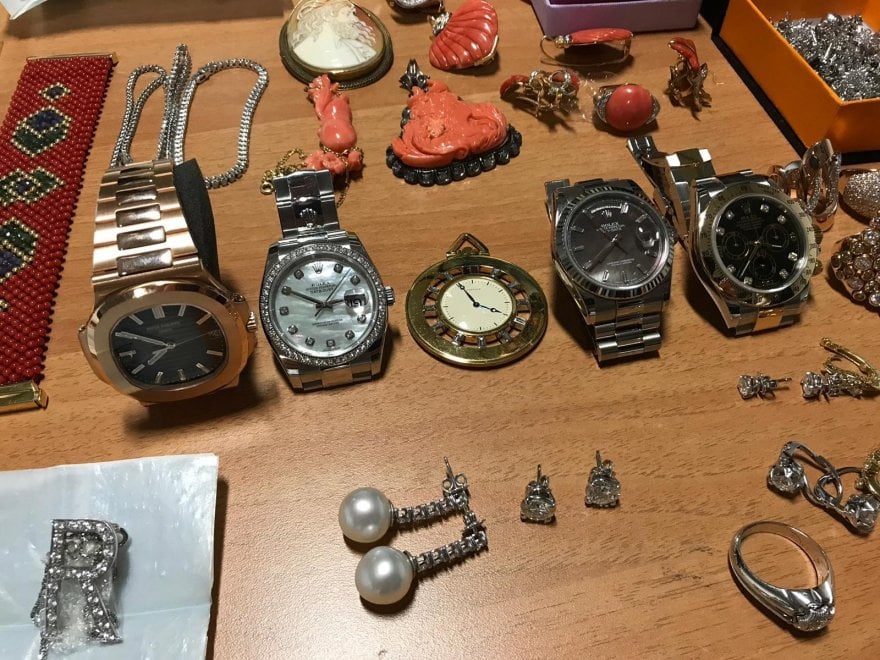 Mafia, il tesoro dei Fontana: ecco gli orologi e i gioielli sequestrati ...